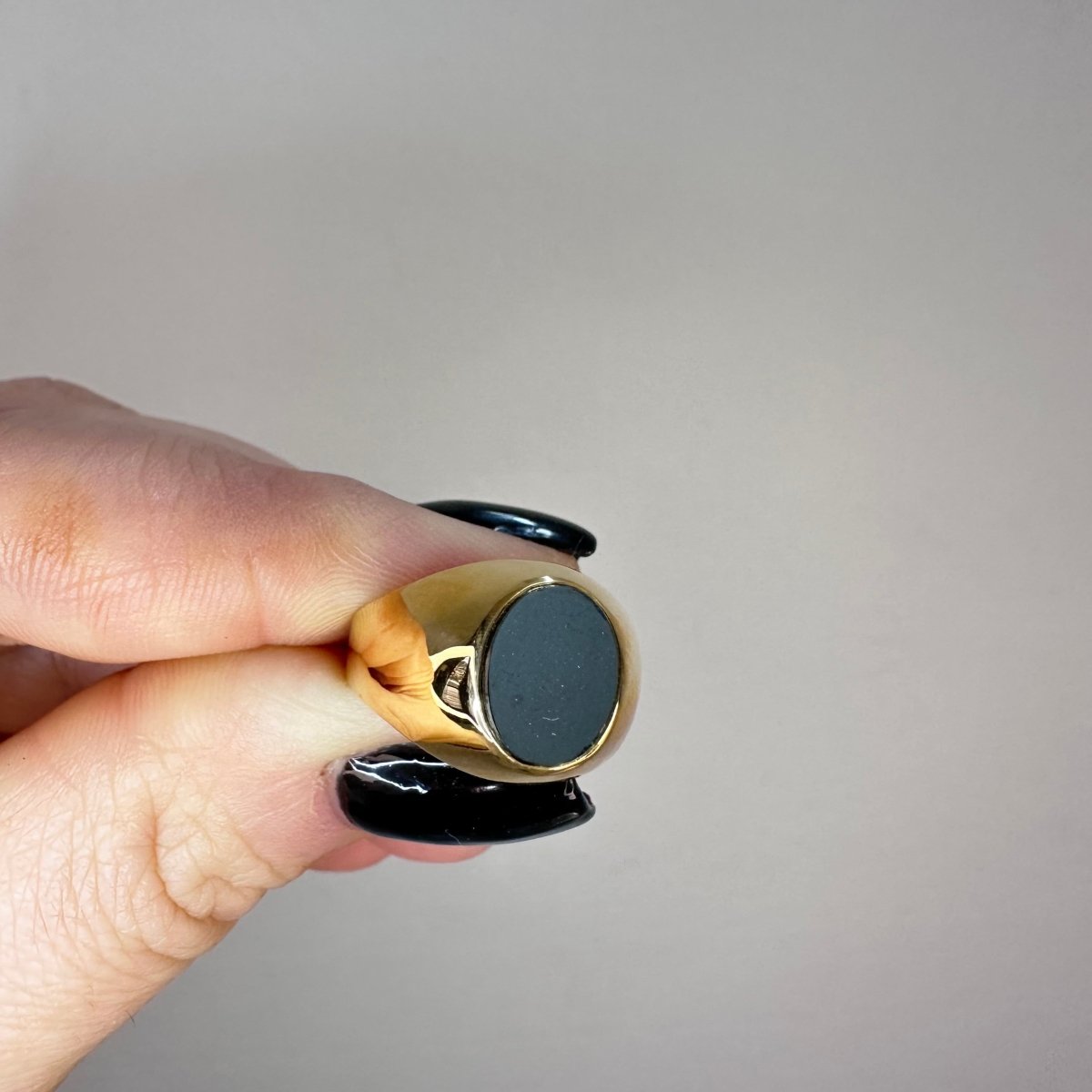 Klackring med blodsten 18k guld i oval formad - Smyckesbanken